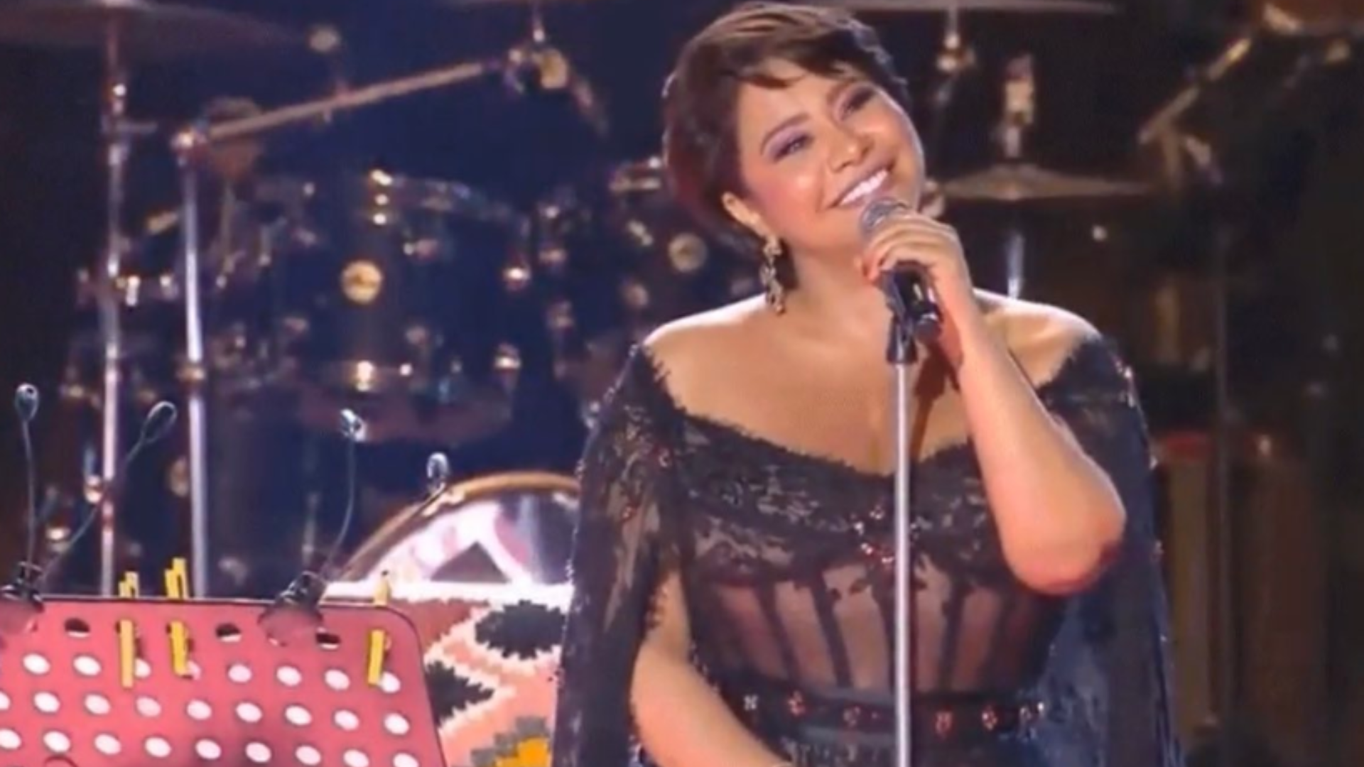 Sherine Abdel Wahab Kisses Her Therapist's Hand | Al Bawaba